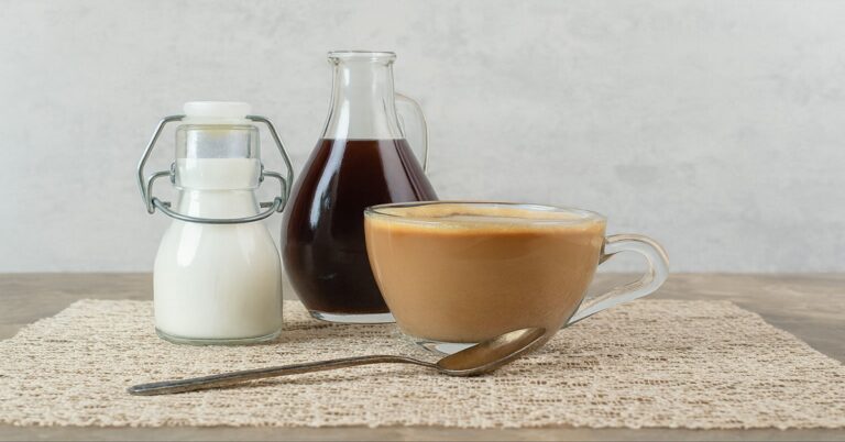 Café pingado: o que é, quanto custa nas padarias e como fazer igual em casa